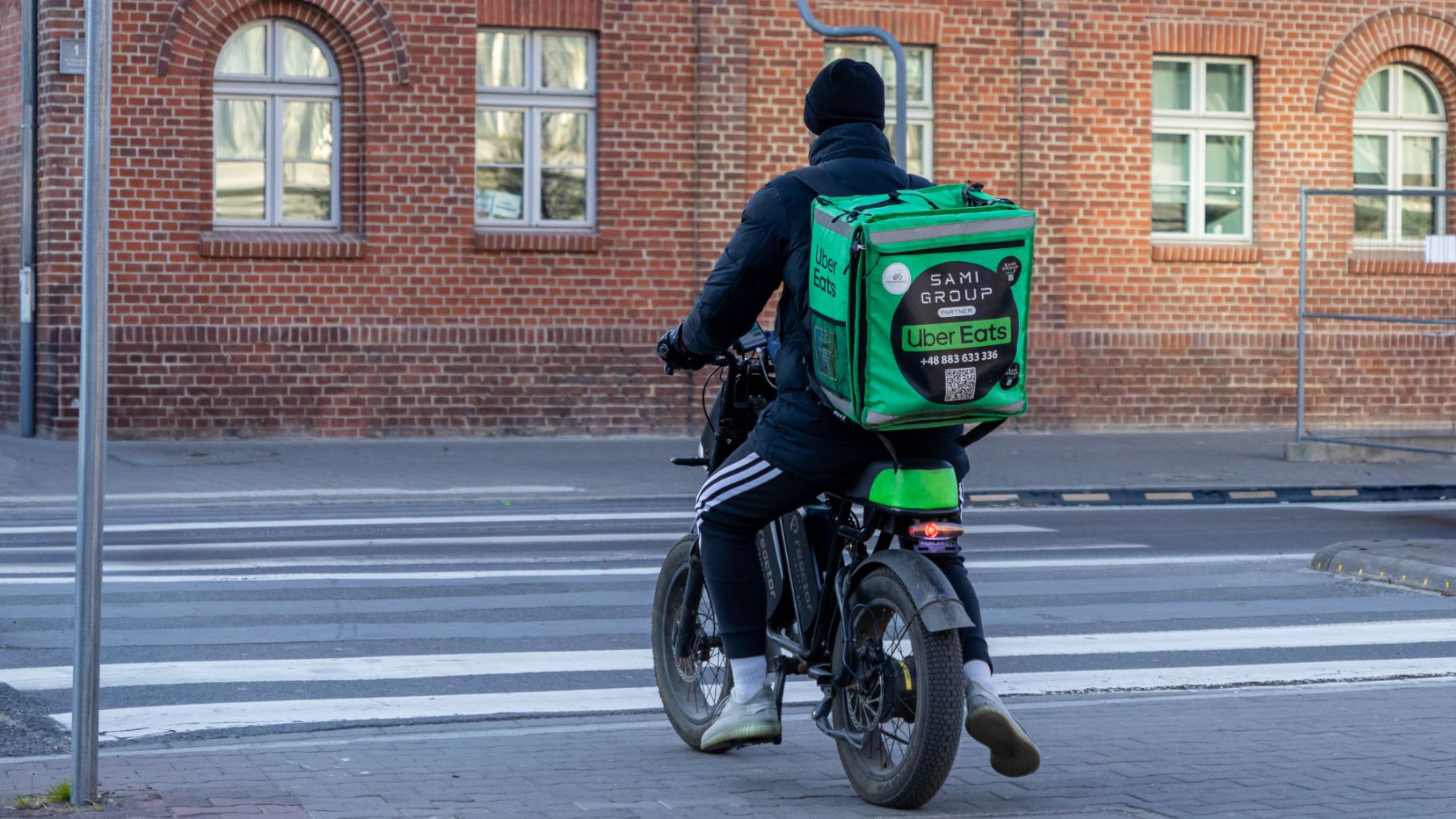 Farewell to his job and residency - an Uber Eats delivery driver was deported for an inadvertent ...