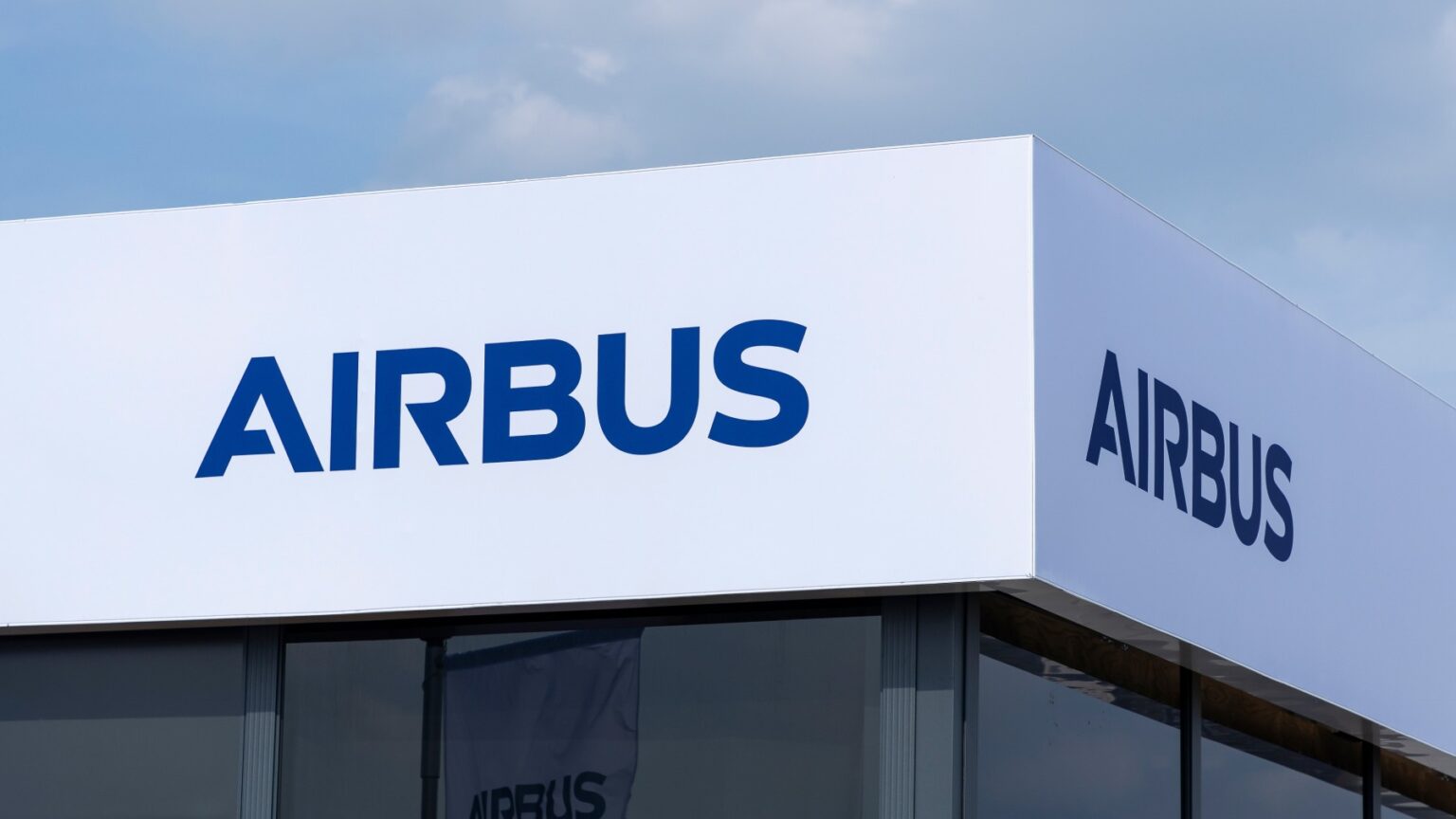 No noise, no pollution - this is Taxibot, the electric robot that tows ...